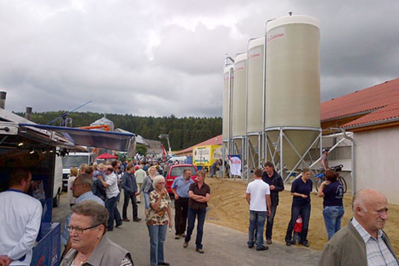 Open house with a live look at poultry growing - Big Dutchman