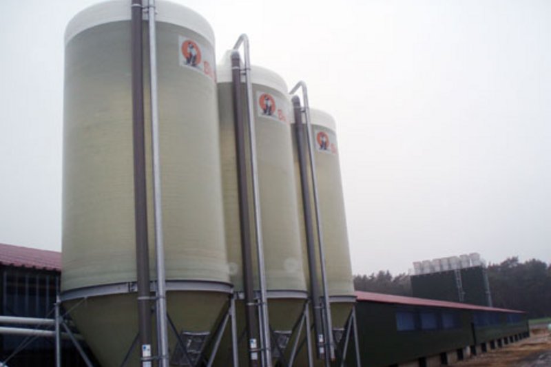 Poultry growing in new house equipped with Big Dutchman poultry systems ...